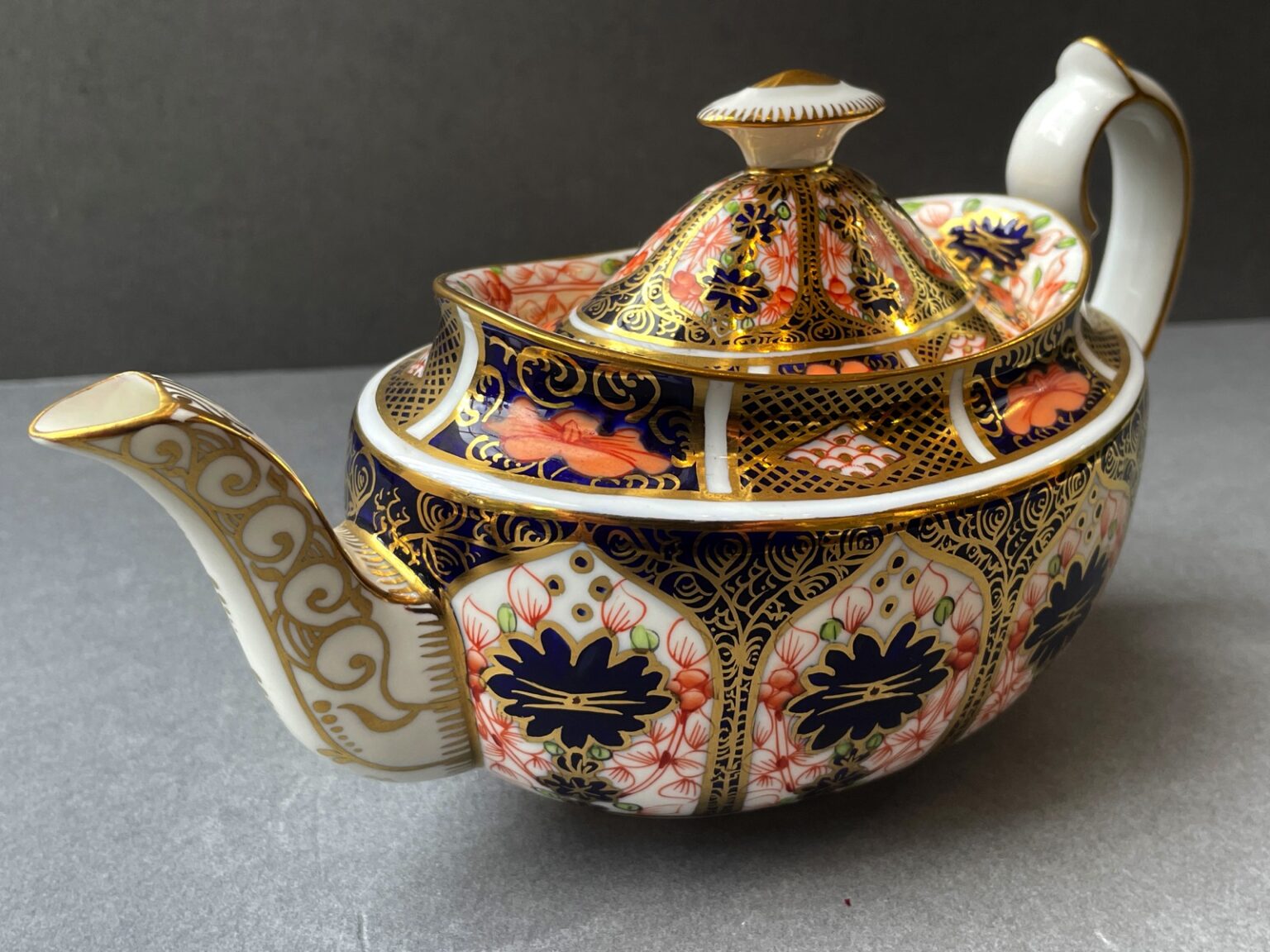 Royal Crown Derby Old Imari Pattern 1128 Teapot - Dated 1940
