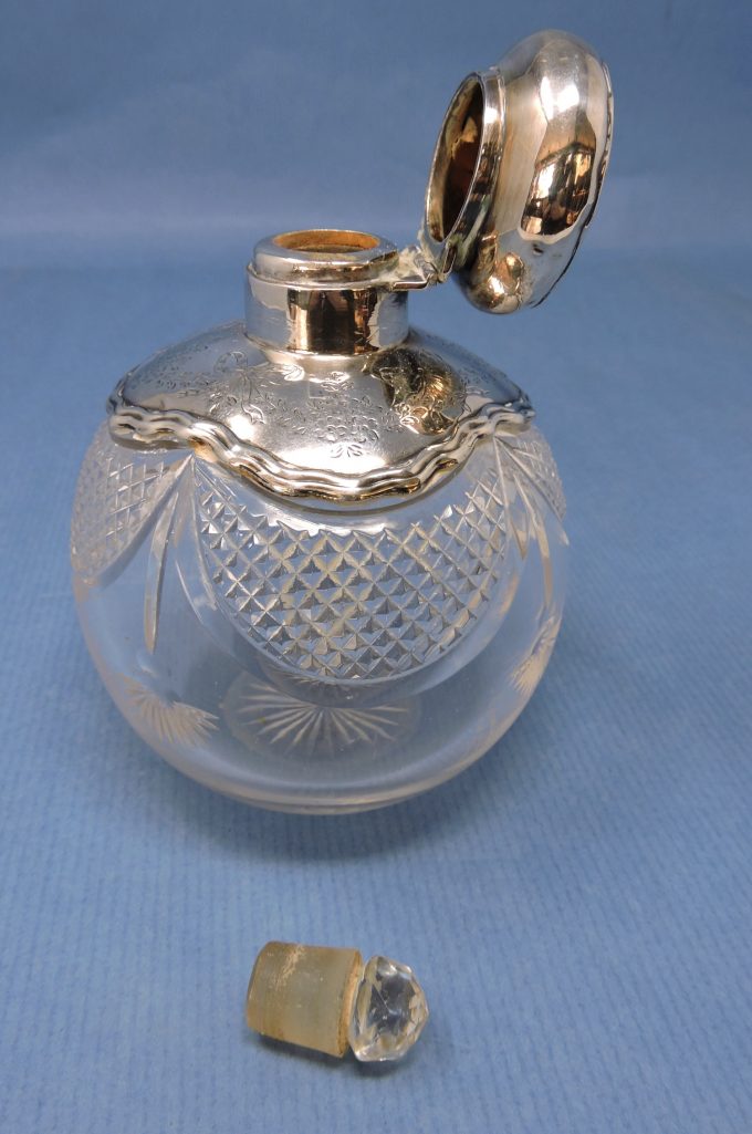 Perfumes & Powder Boxes Archives - Bernardis Antiques